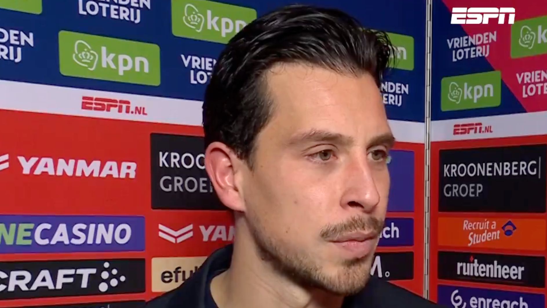 Ontevreden Thom Haye hint op bliksemvertrek bij Almere City: ‘Heel raar dat ik op de bank zit ...